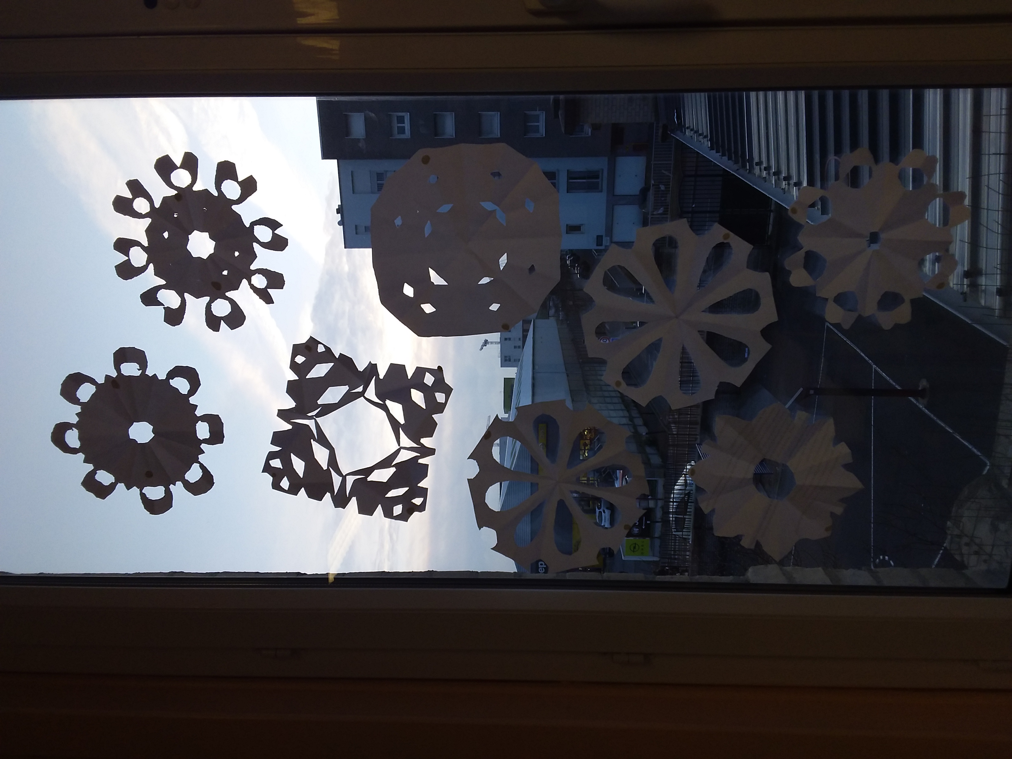 COMMENT FAIRE UN FLOCON DE NEIGE EN PAPIER? - LE BLOG DES CE2