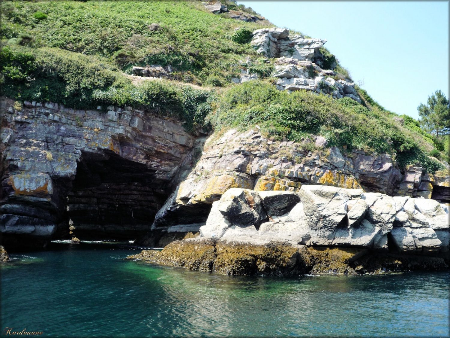Photo de grottes entre Morgat et le Cap de la chèvre - Les photos de ...